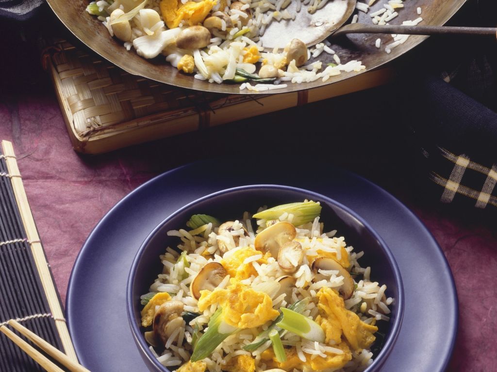 Reispfanne mit Champignons, Rührei und Zwiebeln Rezept | EAT SMARTER