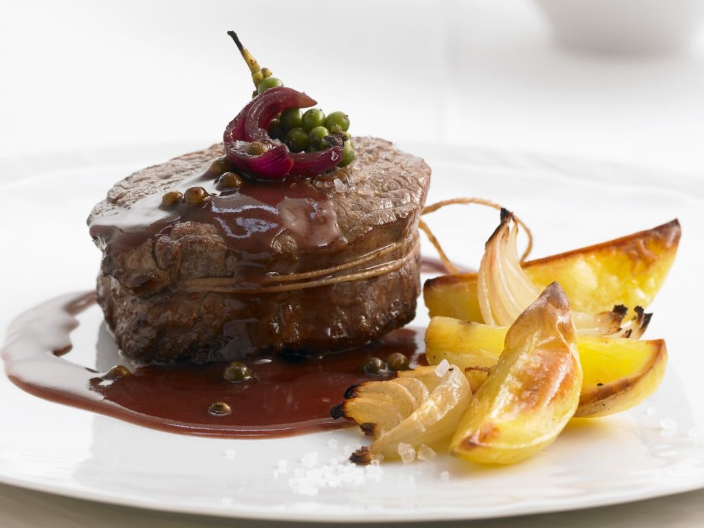 Rinderlende in Pfeffer-Rotwein-Soße Rezept | EAT SMARTER
