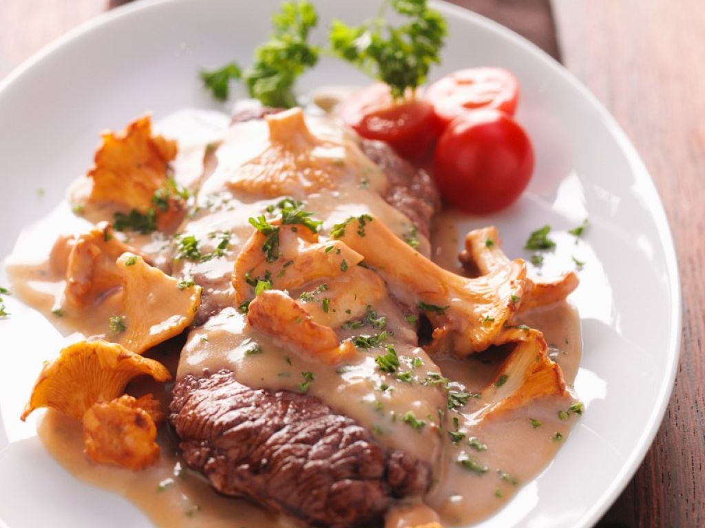 Rinderlende mit Pfifferlingrahmsauce Rezept | EAT SMARTER