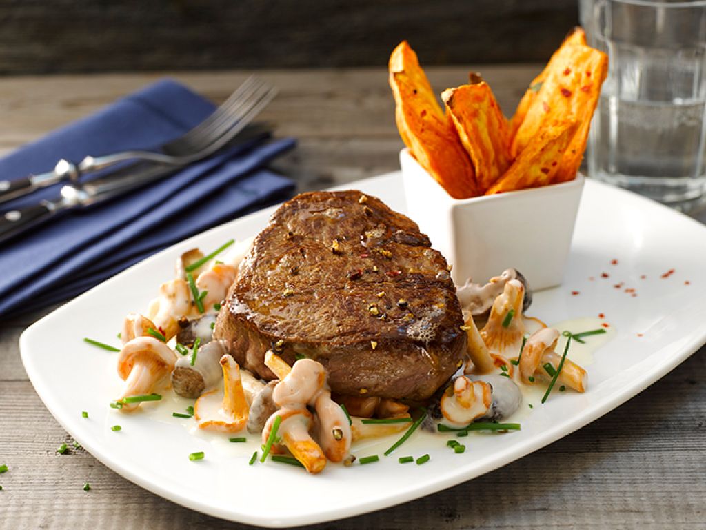 Rindersteak mit Pilzsauce und Süßkartoffelwedges Rezept | EAT SMARTER