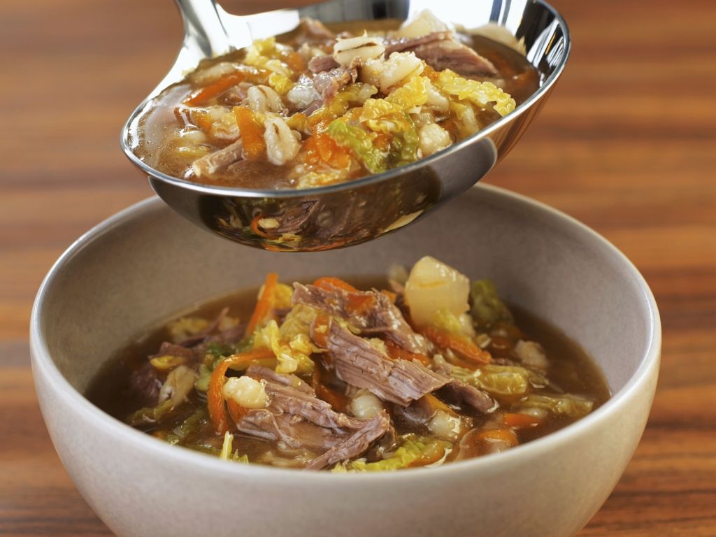 Rindersuppe mit Gemüse Rezept | EAT SMARTER