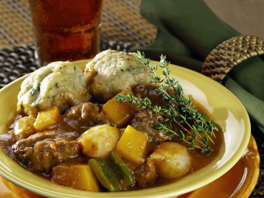 Rindfleischragout mit Semmelknödel Rezept | EAT SMARTER