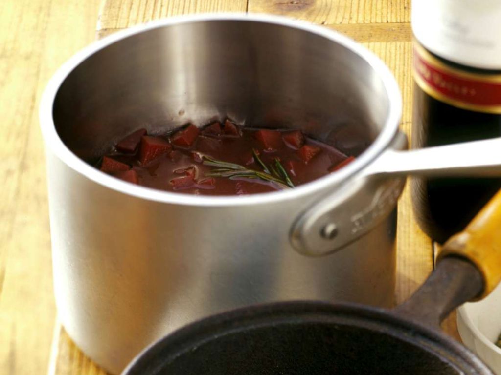 Rotweinsauce Rezept | EAT SMARTER