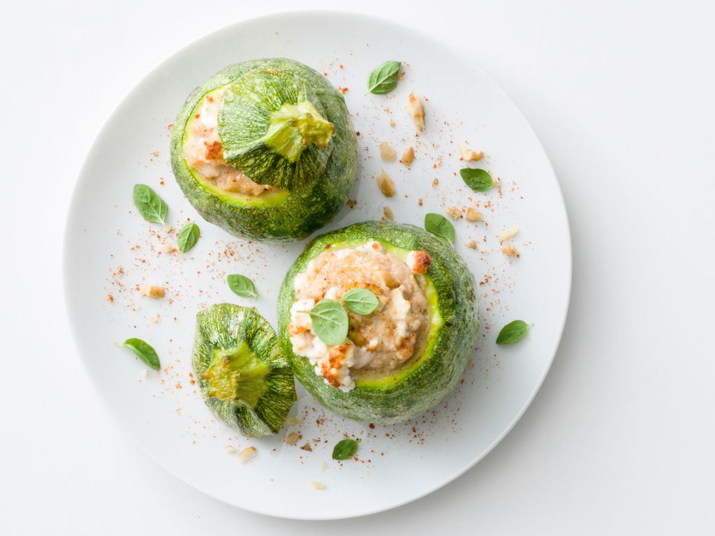 Runde Zucchini mit Schafskäsefüllung Rezept | EAT SMARTER