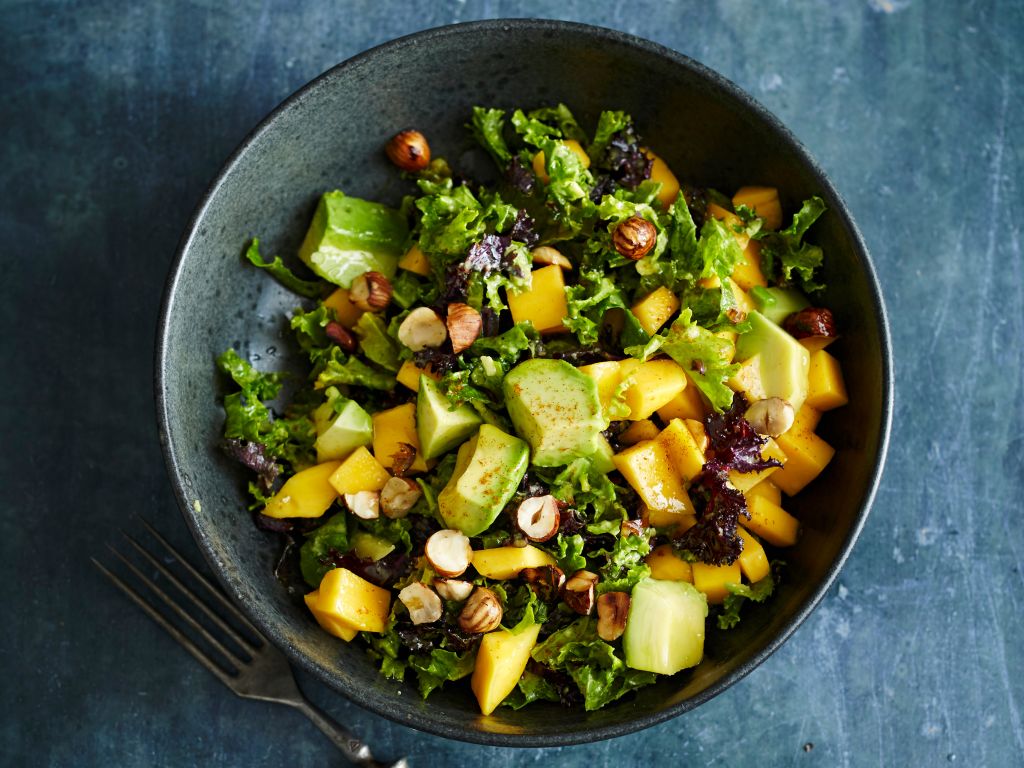 Salat mit Mango und Avocado Rezept | EAT SMARTER