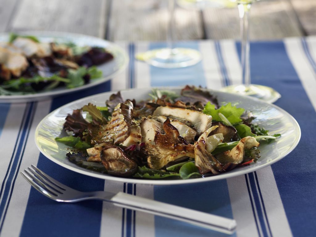 Salat mit Pilzen und gebratenem Hähnchen Rezept | EAT SMARTER