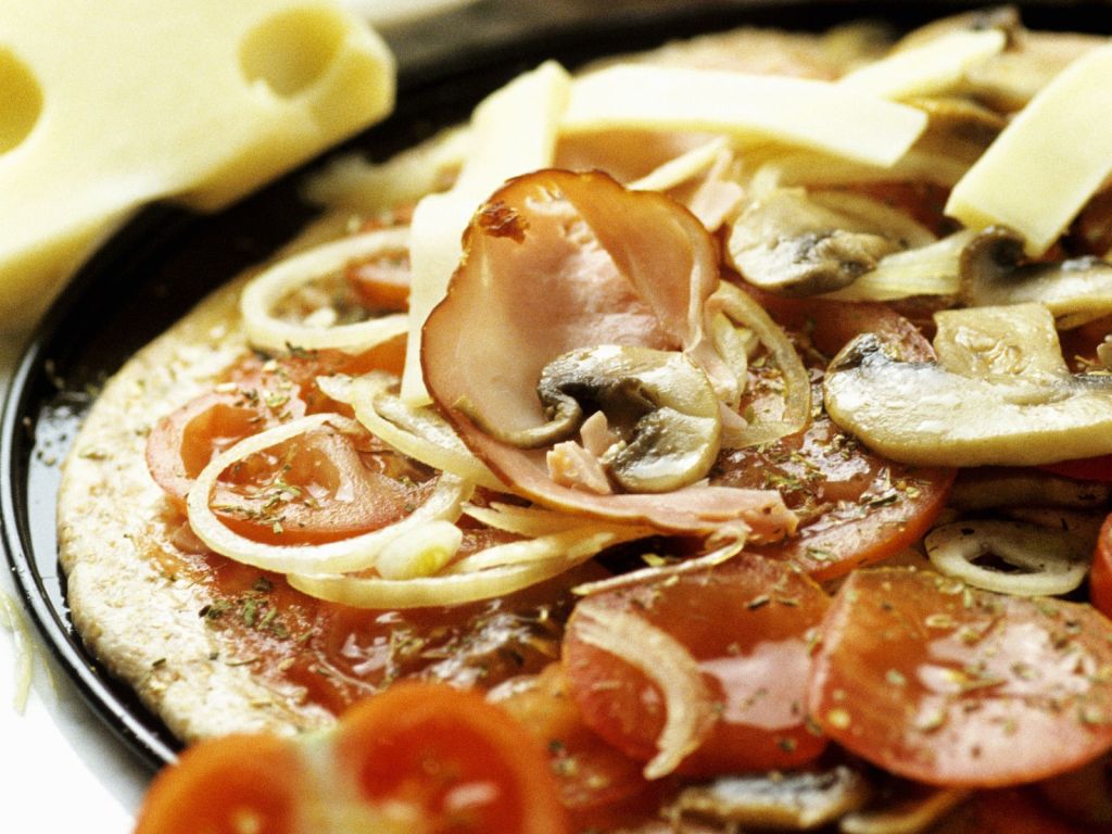 Schinken-Pizza mit Champignons und Zwiebeln Rezept | EAT SMARTER