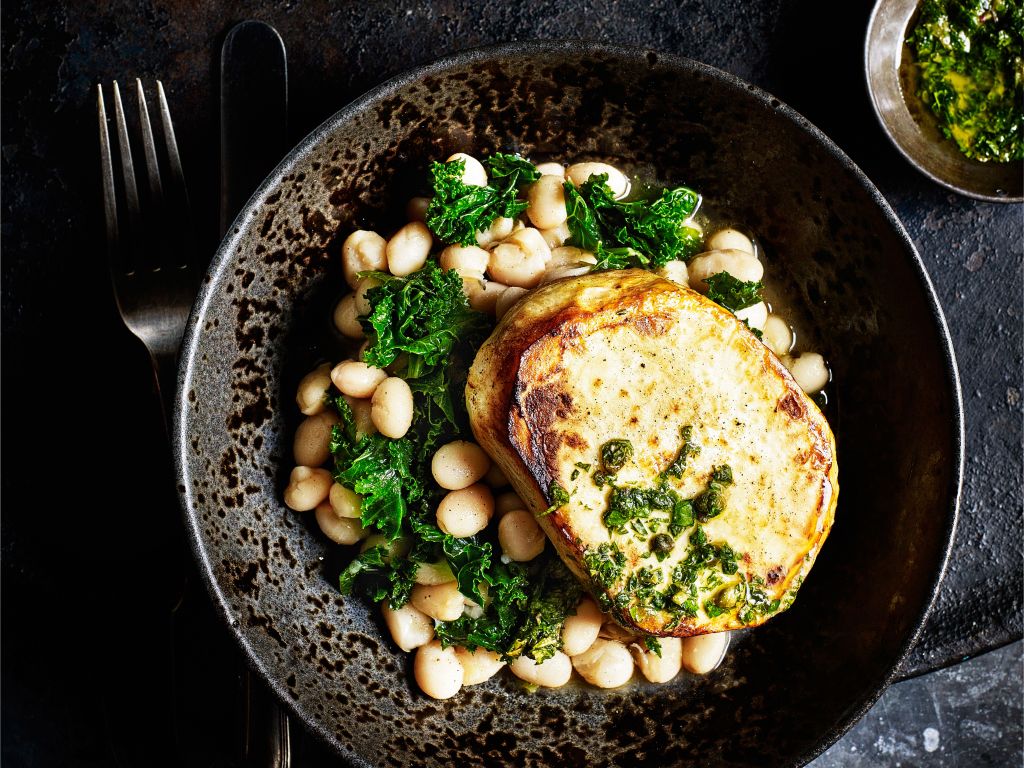 Selleriesteak mit Bohnen: Klassiker mal vegan Rezept | EAT SMARTER