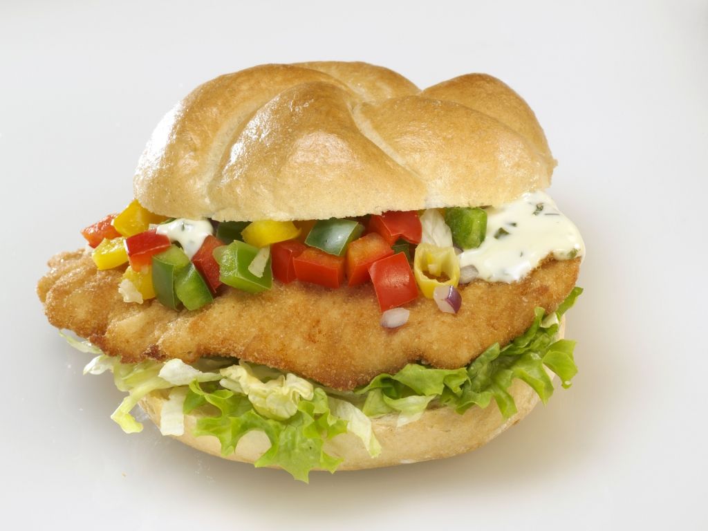 Semmel mit Schnitzel, Salat, Paprika und Gewürzmayonnaise Rezept | EAT ...