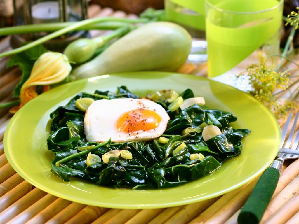 Spiegelei mit Blattspinat Rezept | EAT SMARTER