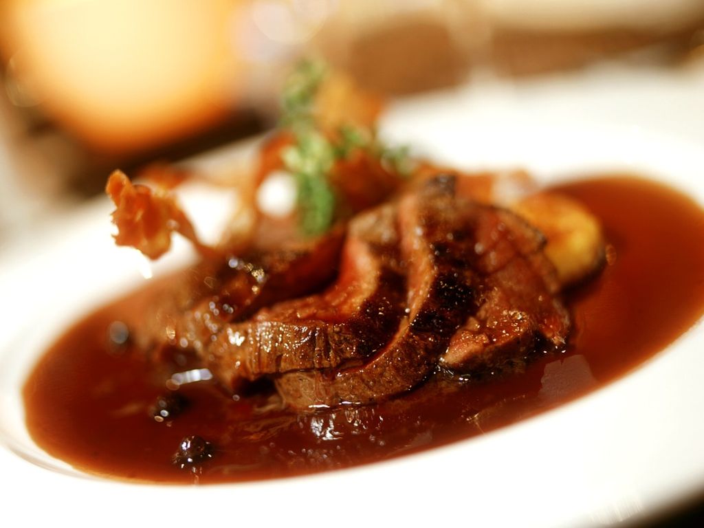 Straußensteak mit Kartoffelgratin Rezept | EAT SMARTER