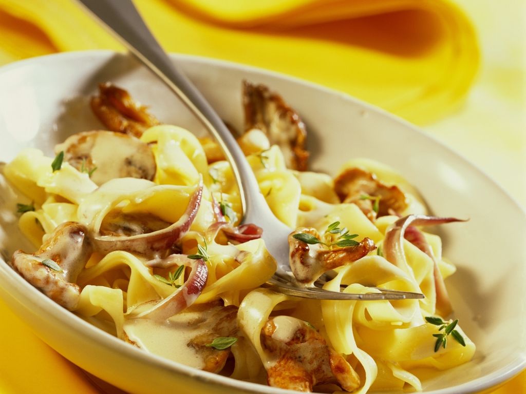 Tagliatelle mit Pilzsoße Rezept | EAT SMARTER