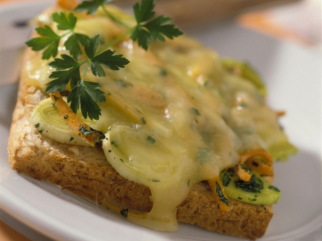 Toast mit Gemüse und Raclette-Käse Rezept | EAT SMARTER