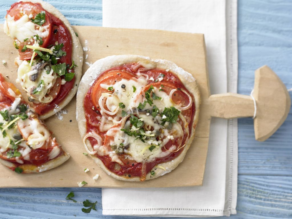 Tomaten-Sardellen-Pizza Rezept | EAT SMARTER