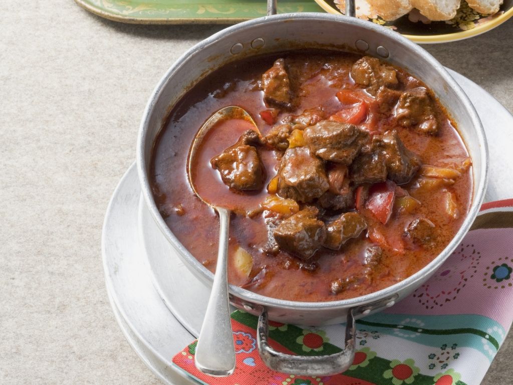 Ungarisches Rindergulasch Rezept | EAT SMARTER