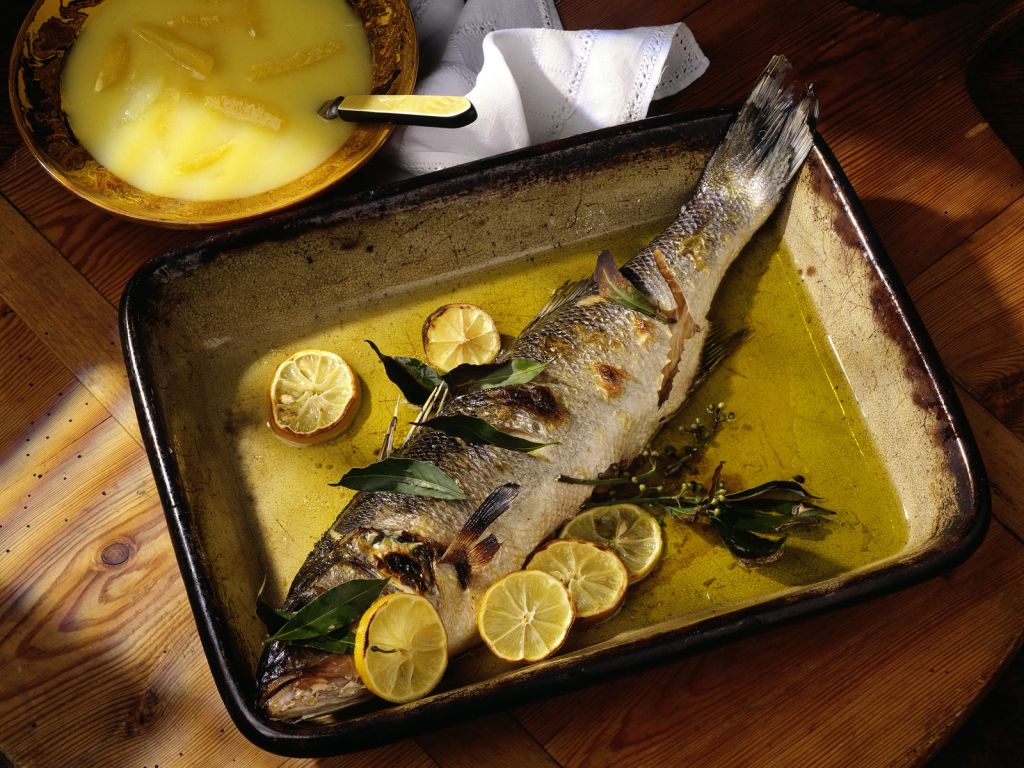 Wolfsbarsch mit Zitrone aus dem Ofen Rezept | EAT SMARTER