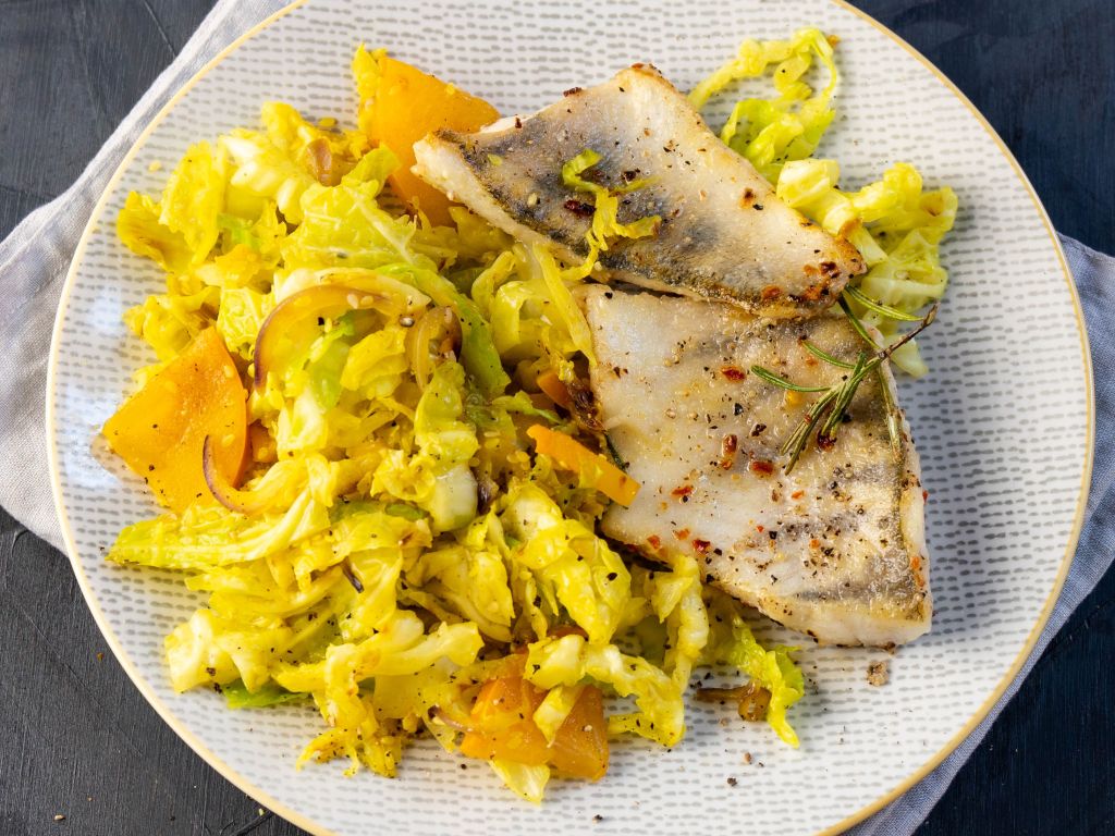 Zanderfilet mit Wirsing-Kaki-Gemüse Rezept | EAT SMARTER