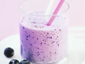 Blaubeer-Lassi Rezept | EAT SMARTER