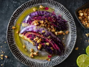 Gebackener Spitzkohl Rezept | EAT SMARTER