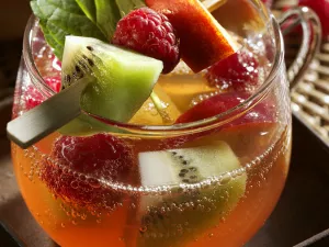 Sommerbowle mit Alkohol Rezept | EAT SMARTER
