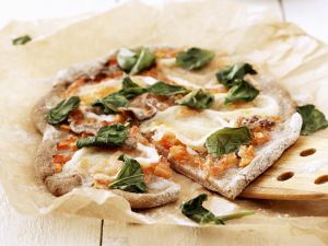 Sardellen-Pizza mit Oliven Rezept | EAT SMARTER