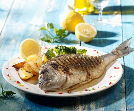 Dorade vom Grill mit Gemüse Rezept | EAT SMARTER