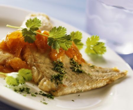 Filetierter Zander mit getrockneten Aprikosen Rezept | EAT SMARTER