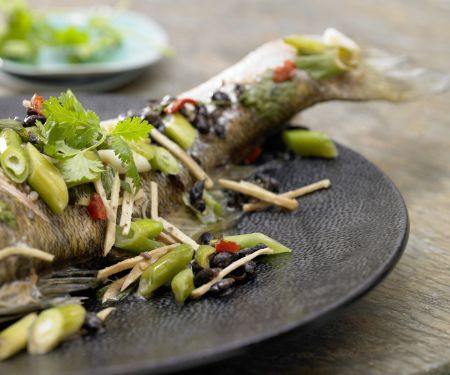 Ganzer gedämpfter Zander Rezept | EAT SMARTER