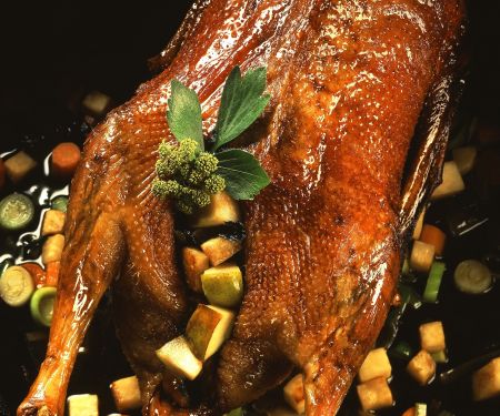 Gebratene Gans mit Quitten und Frühlingszwiebeln Rezept | EAT SMARTER