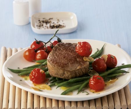 Gebratenes Rinderfilet mit Kirschtomaten und Bohnen Rezept | EAT SMARTER