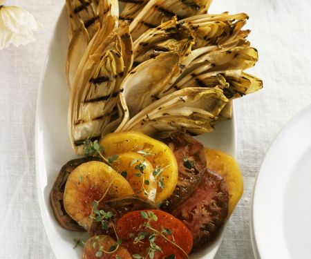 Gegrillte Chicorée mit Tomatensalat Rezept | EAT SMARTER