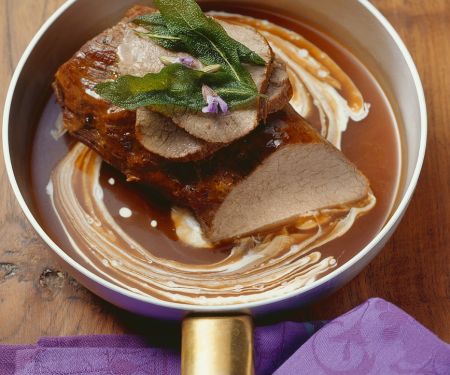 Kalbsbraten mit Rahmsauce und Salbei Rezept | EAT SMARTER