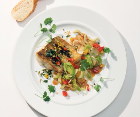 Knuspriges Zanderfilet auf Asia-Gemüse Rezept | EAT SMARTER