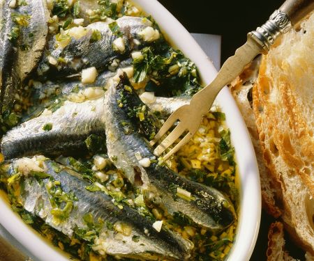 Marinierte Sardellen mit Knoblauch und Petersilie Rezept | EAT SMARTER