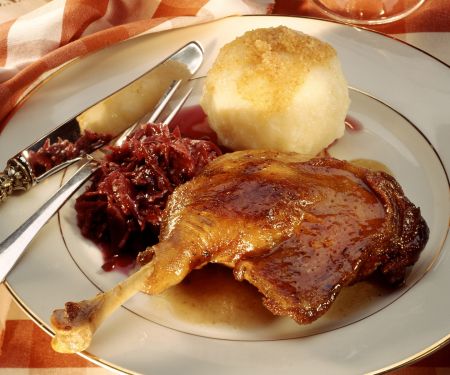 Martinsgans mit Rotkraut und Kartoffelkloß Rezept | EAT SMARTER