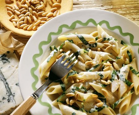 Pasta mit Mangold, Pinienkernen und Gorgonzola Rezept | EAT SMARTER