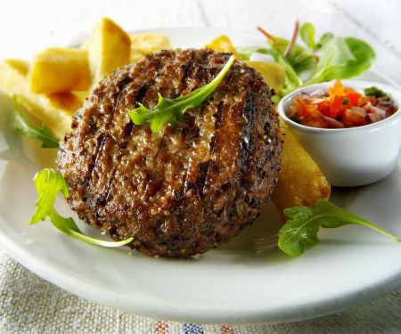 Rinderhacksteak mit Salat und Pommes Rezept | EAT SMARTER