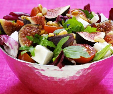 Salat mit Feigen, Feta, Tomaten und Pinienkernen Rezept | EAT SMARTER