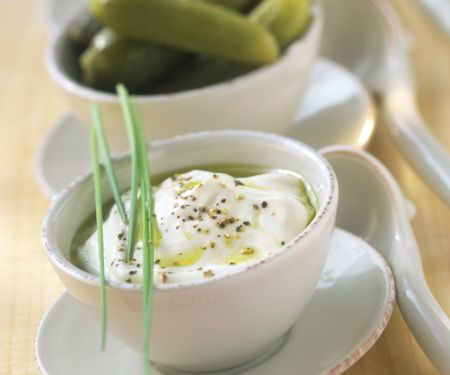 Sauerrahmdip mit Kräutern Rezept | EAT SMARTER