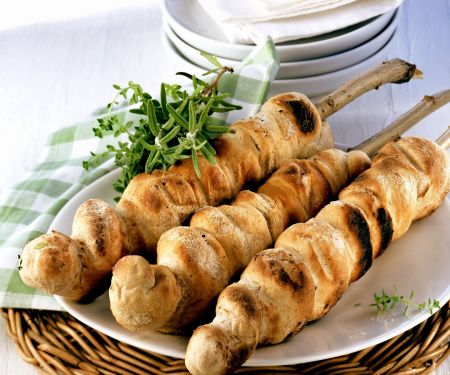 Stockbrot mit Kräutern Rezept | EAT SMARTER