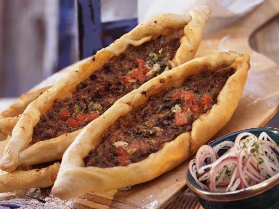 Pide mit Hackfleisch Rezept | EAT SMARTER