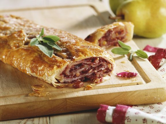 Pikanter Strudel mit Rotkohl Rezept | EAT SMARTER