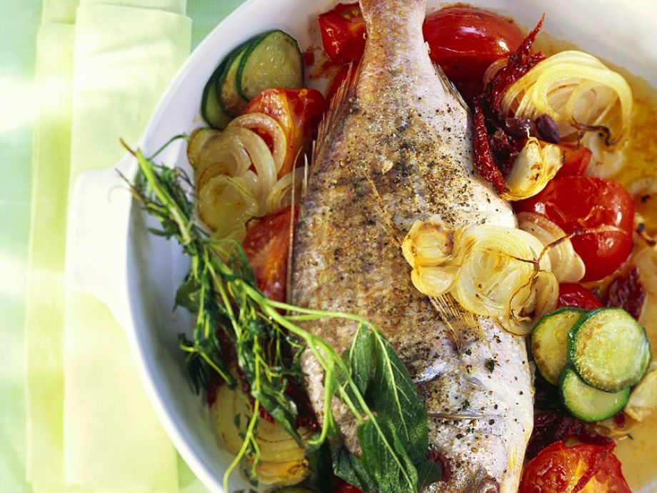 Dorade mit Gemüse Rezept | EatSmarter