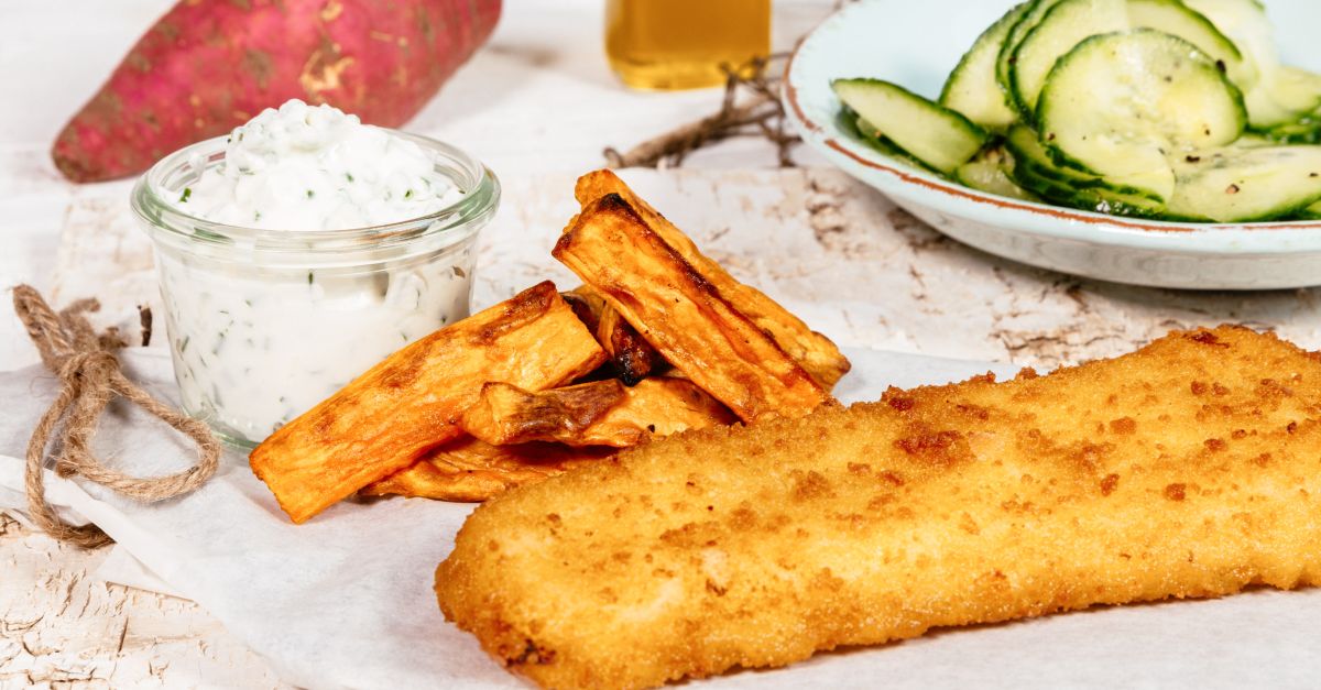 Backfisch mit Süßkartoffel-Fries, Kräuter-Dip und frischem Gurken ...