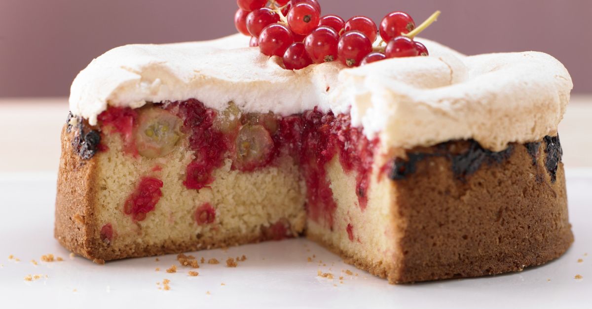 Beeren-Baiser-Kuchen Rezept | EAT SMARTER
