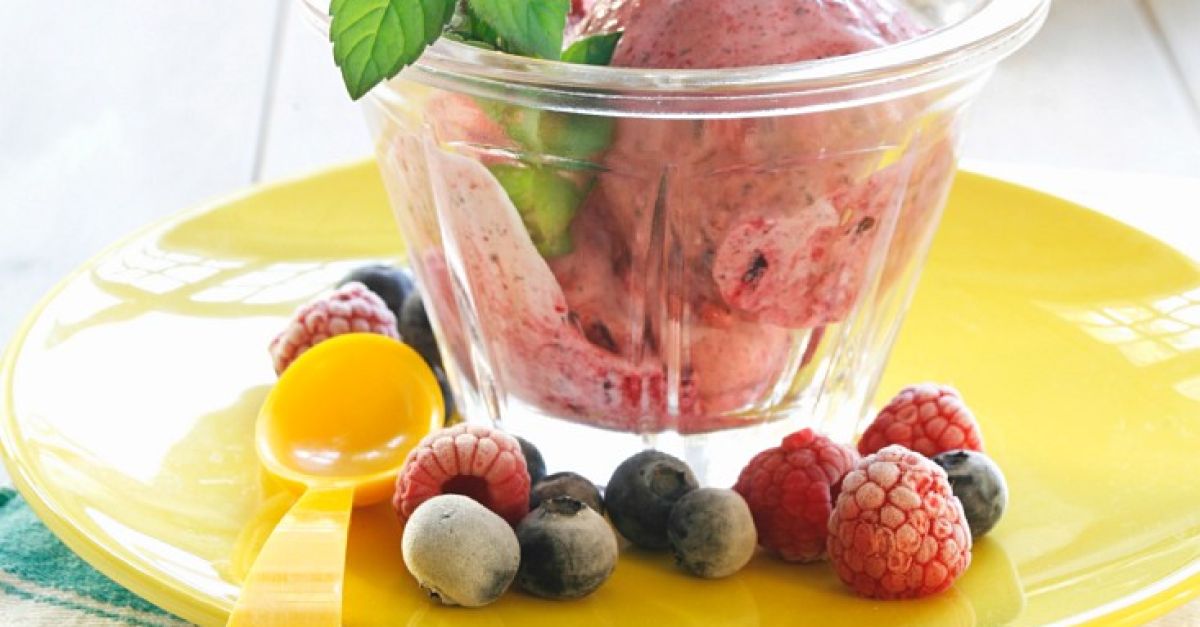 Beeren-Eis mit Sahne Rezept | EAT SMARTER