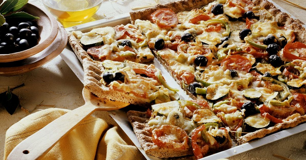 Blech-Pizza mit Gemüse Rezept | EAT SMARTER