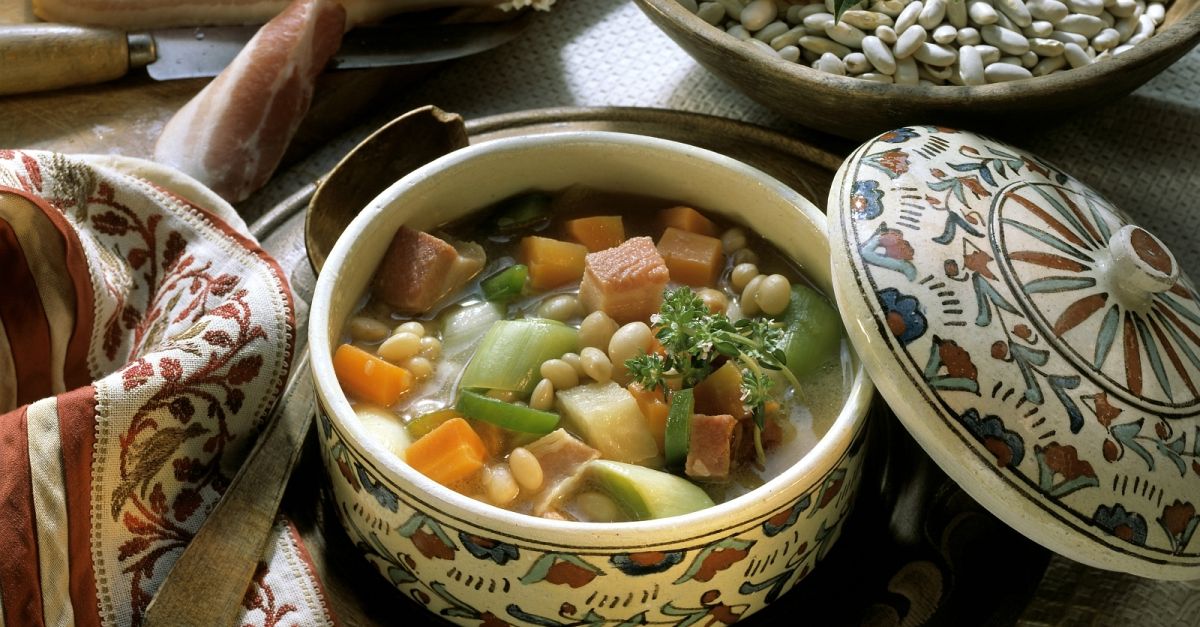 Bohnensuppe mit Speck, Lauch und Karotten Rezept | EAT SMARTER