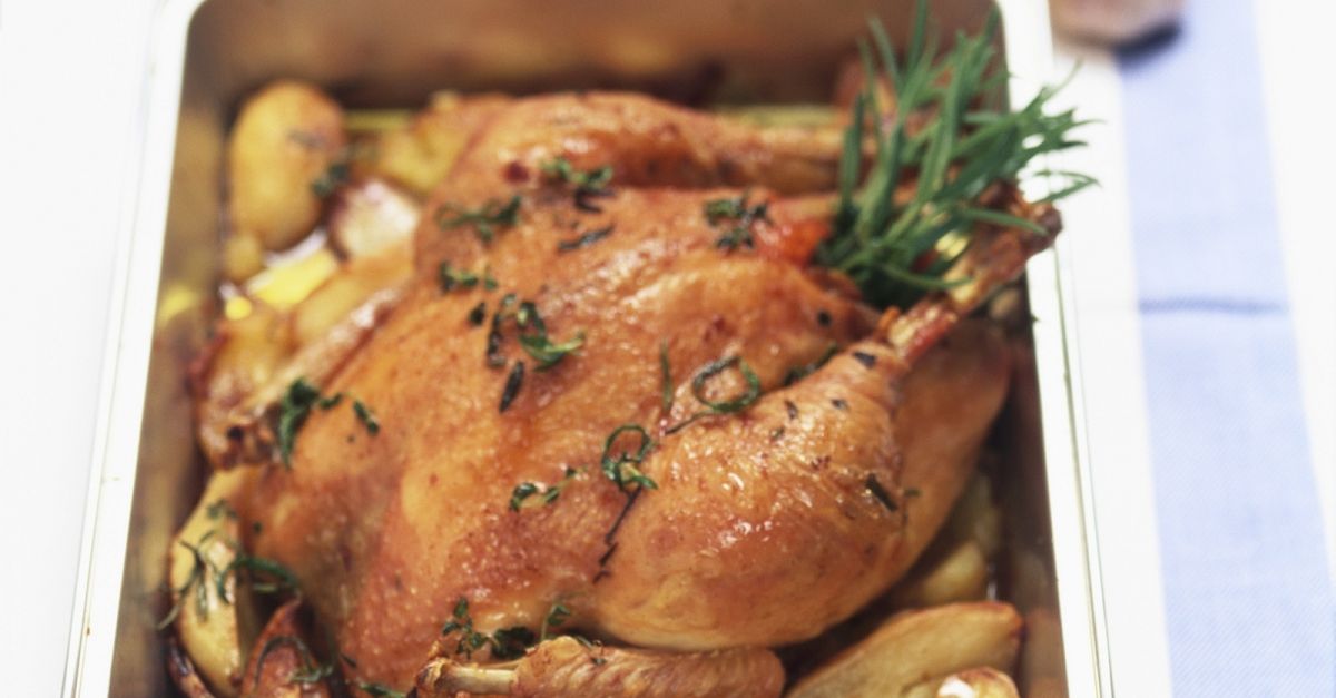 Brathähnchen mit Knoblauch, Rosmarin und Kartoffeln Rezept | EAT SMARTER