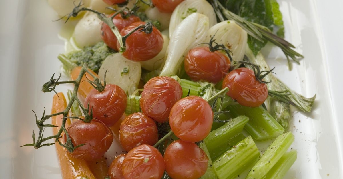 Buntes gebratenes Gemüse: Cherrytomaten, Sellerie, Lauchzwiebeln ...